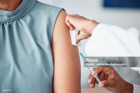 예방을 위한 의료 치료를 위한 클리닉에서 백신을 접종하기 위해 환자와 함께 있는 손 의료 및 의사 메디케어 병원에서 바늘