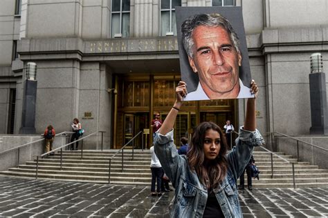 Jeffrey Epstein Asquerosamente Rico La Miniserie De Netflix Vogue