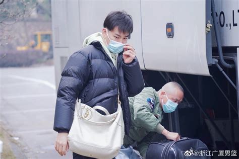 组图：广厦出发前往长春 胡金秋孙铭徽直奔赛区 搜狐大视野 搜狐新闻