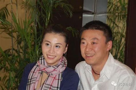一婚嫁给著名运动员，二婚嫁给金融富豪，她如今在美国过得怎样？