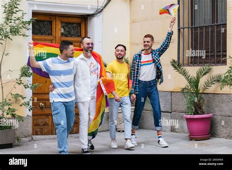 Zwei Schwule Paare Strahlen Glück Und Liebe Aus Geschmückt Mit Lgbt