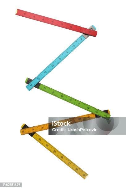 흰색 배경에 격리된 인치 단위로 정확하게 측정하기 위한 클래식 다채로운 나무 접이식 눈금자 여러 가지 빛깔의 도구 개념 비율에