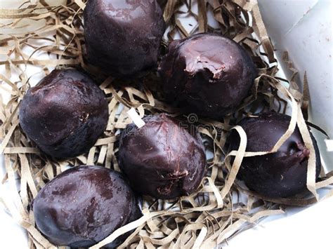 Bonbons Au Chocolat D Licieux Dans Un Bo Tier Blanc Image Stock Image