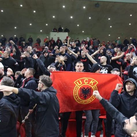 Nis Mbështetja Kuqezi Në Stadium Tifozët Nën Tingujt E Këngës “mora