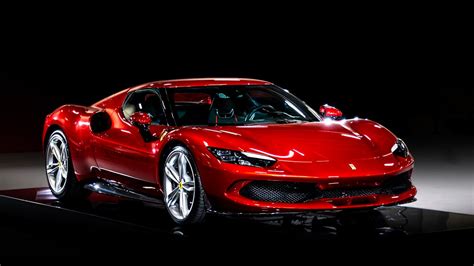 Carro Esportivo Ferrari Vermelho Brilhante No Showroom · Foto