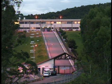 Polícia corta cadeado de CDP de Jundiaí para transferir presos G1