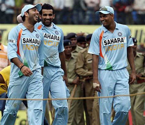 Yuvraj Singh Zaheer Khan And Yusuf Pathan Walk Back After Indias Win