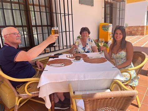 Oma En Opa Gezellig Met Hun Kleindochter Spaansgeluk