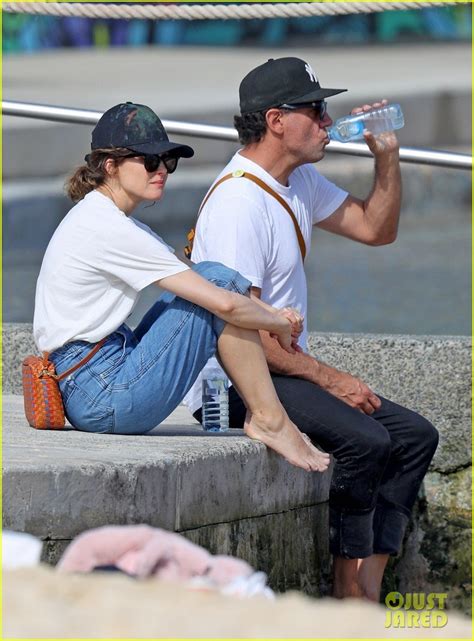 Photo Rose Byrne Bobby Cannavale Pack On Pda Beach 03 Photo 4550914