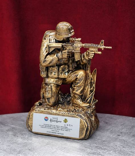 거산기획 요즘 내가 대세 동 느낌의 멋진 군인상패 입니다 엔틱한 세련된 트로피😍 공장 직영 제작 Facebook