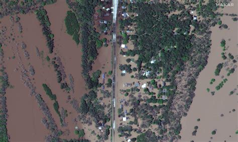 Photos Dam Failure Floods Michigan City Displacing Thousands Amid