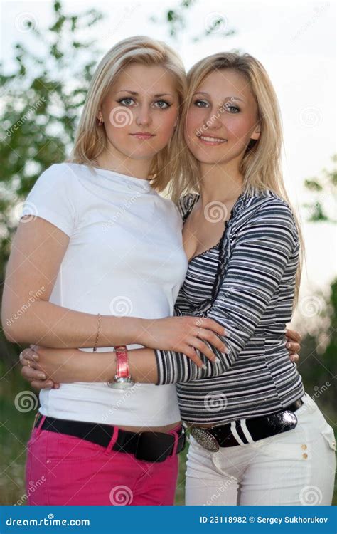 Un Ritratto Di Due Belle Giovani Donne Sorridenti Fotografia Stock