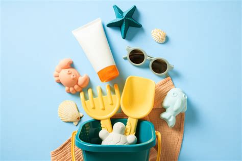 여름 방학 필수품은 평평하게 놓여 있습니다 자외선 차단제 조개껍데기 불가사리 스타일리시한 선글라스 도구가 있는 어린이용 녹색