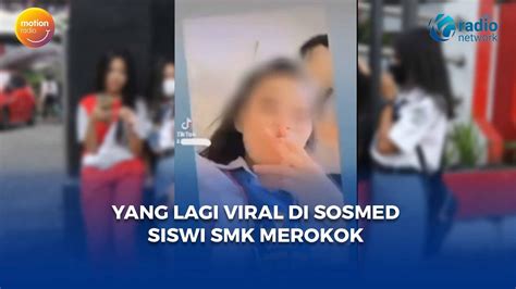 SISWI SMK MASIH MENGENAKAN SERAGAM SEKOLAH ASIK MEROKOK DI SEBUAH