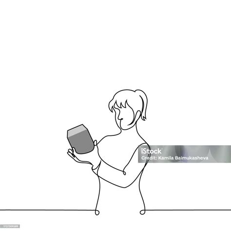 여자는 손에 상자를 들고 서서 그것을 읽거나 자세히 조사합니다 하나의 라인 아트 벡터 선물을 받고 작은 장비를 사는 개념 개념에