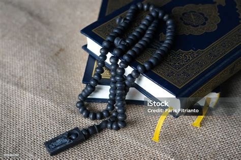 꾸란은 꾸란 또는 코란로도 로마자 표기되어 있으며 이슬람교도들이 하나님 의 계시라고 믿는 이슬람의 중심 종교 텍스트입니다 검은 기도 구슬 0명에 대한 스톡 사진 및 기타