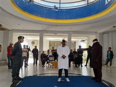 Langgar Qanun Aceh 7 Orang Jalani Eksekusi Cambuk Di Banda Aceh