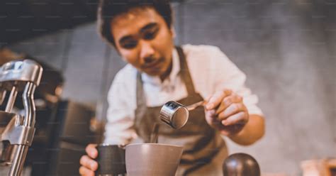 빈티지 카페에서 신선한 커피의 뜨거운 음료를 만드는 전문 바리스타 브라운 아로마 핫 에스프레소 한 잔 아침을 위한 음료 카페인 커피 원두 및 아침 식사 배경 사진