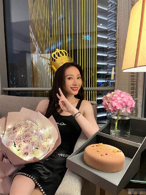柳岩晒照庆42岁生日穿黑色吊带身材纤瘦皮肤白皙状态似少女