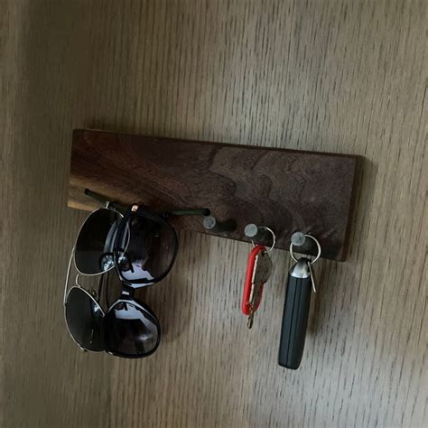 Simple Solid Wood Walnut Sunglass Hanger Sunglass Rack Metal Key