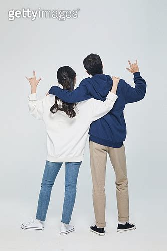 한국인 대학생 청년 성인 데이트 커플 커플 인간관계 로맨스 컨셉 데이트 로맨틱 로맨틱 후드티셔츠 운동복 어깨동무 Jv11958964