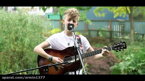 خواننده نوجوان خوش صدا