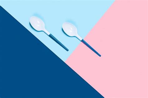 Premium Photo Plastic Spoons On Color Background