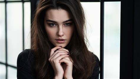 Download Wallpaper Look Face Pose Model Windows Portrait Hands