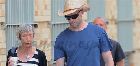 Hugh Jackman De Paseo Con Su Madre Que Le Abandonó Cuando Tenía 8 Años