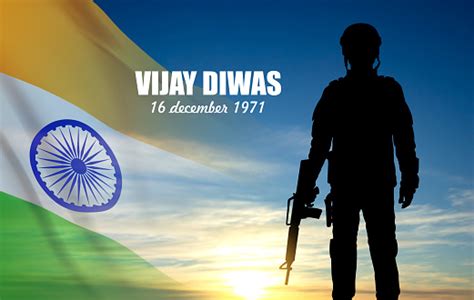 하늘을 배경으로 인도 국기를 든 군인의 실루엣 독립 기념일 공화국의 날 인사말 카드 Kargil Vijay Diwas에 대한