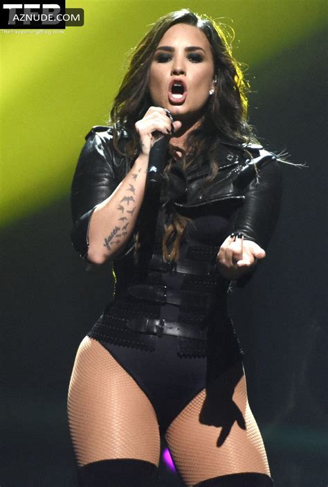 Demi Lovato Sexy Seen Flaunting Her Hot Ass And Legs During