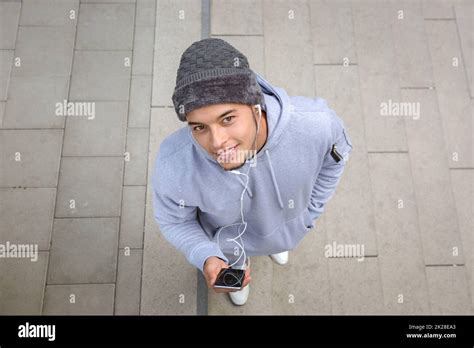Der Junge Latino Hört Musik Und Sieht Sich Das Kameraläufertraining Von