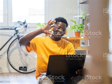 젊은 아프리카 계 미국인 남자가 현대 아파트에서 노트북으로 화상 통화를하고 있습니다 밀레니엄 세대 라이프 스타일 20 24세에 대한 스톡 사진 및 기타 이미지 Istock