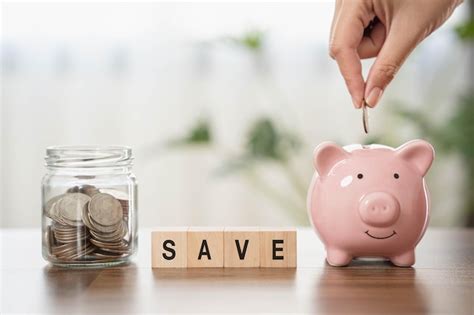 El Concepto De Ahorrar Dinero Para Amigos Para Uso Futuro Una Mujer