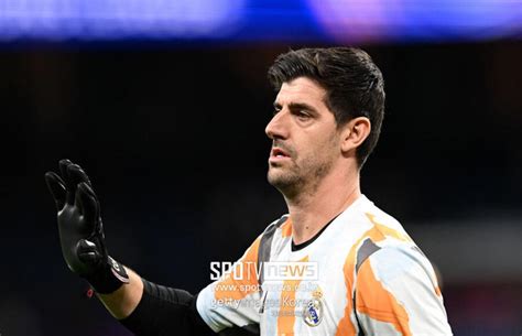 충격 주장 집이 무너지고 있어 얼른 돈 줘 연봉 226억 레알 스타 때 아닌 비밀 아들 논란노숙자가 되고 싶지 않아