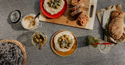 Una Mesa Cubierta Con Platos De Comida Y Pan Foto Imagen De Comida De