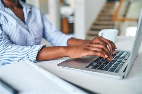 집에서 노트북을 사용하여 인식 할 수없는 여성의 클로즈업 샷 노트북에 대한 스톡 사진 및 기타 이미지 노트북 타자 치기