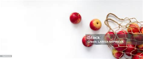 흰색 배경에 문자열 가방에 신선한 빨간 사과 다채로운 과일 에코 메쉬 복사 공간 상단보기 평평한 누워 배너 생태와 건강한 식생활 개념 0명에 대한 스톡 사진 및 기타 이미지