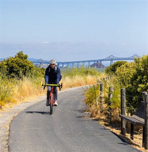 건강한 생활 경치 경치가 좋은 교통 길 나무 다리 덤불 도로 도시 탐사 라이딩 레저 레크리에이션 모험 모험 스포츠 미국 배낭여행 북미 사이클