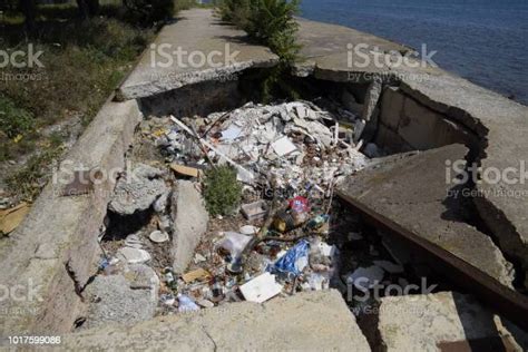 해변 근처에 Novorossiysk의 도시에서 콘크리트 제방에 구 덩이 있는 쓰레기의 더미 0명에 대한 스톡 사진 및 기타