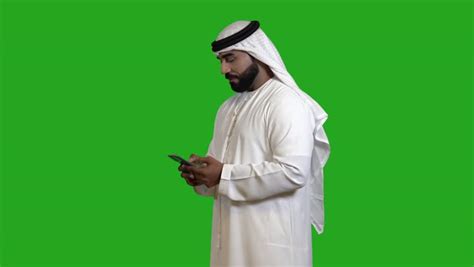 ايماءات وتعابير الاندماج والتركيز، بورتريه مقرب لرجل عربي خليجي سعودي