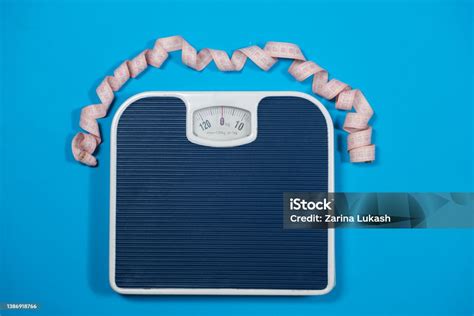 바닥 비늘과 파란색 배경 상단 보기에 센티미터 측정 테이프 저울에 대한 스톡 사진 및 기타 이미지 저울 운동 건강한 생활