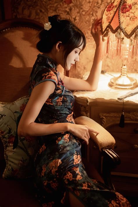 [艺图语] 2023 02 24 暗室玫瑰 兔子zzz不吃胡萝卜 微图坊