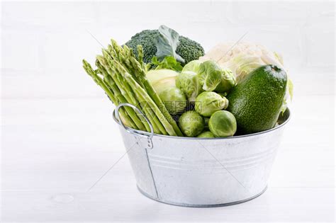 白色桌子上的分类绿色蔬菜西兰花椰菜球芽甘蓝大头菜鳄梨芦高清图片下载 正版图片503968299 摄图网