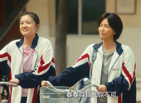 演员“强行扮嫩”的风又刮到了央视年代剧里，一脸褶子穿校服真尬