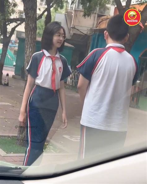 Noodou 女儿和同班男同学聊天时，妈妈转头看见爸爸坐在车内一脸不悦！😂