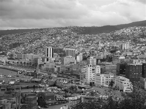 무료 이미지 검정색과 흰색 지평선 사진술 시티 마천루 도시 풍경 파노라마 도심 근교 항구 포트 단색화 해안가 탑 블록 칠레 보트 푸에르토