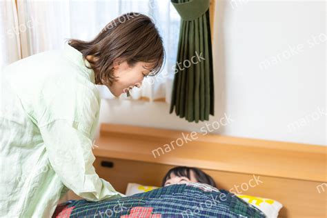 子供部屋でお話をするお母さんと女の子 Maroke Stock｜写真素材をフォトグラファーから直接購入できるストックフォトサイト