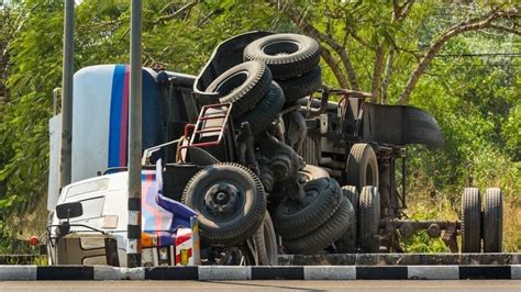Des Images Captivantes Dun Camion Renversé Sur La7 Provoquant Un