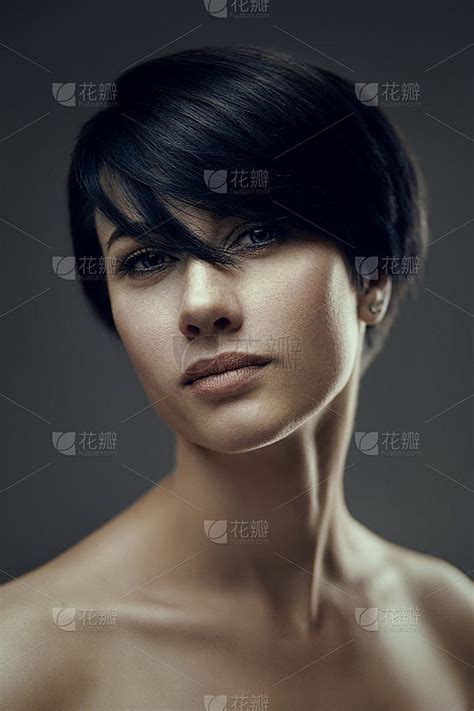 时尚肖像年轻华丽的黑发